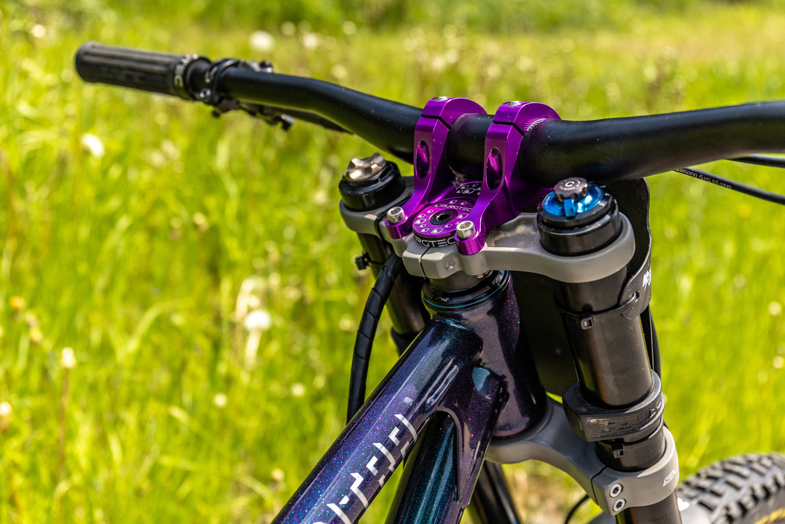 Abby Hogie's Contra DH bike, Burgtec stem - PIT BITS 2 - 2023 World Cup Downhill Lenzerheide ...